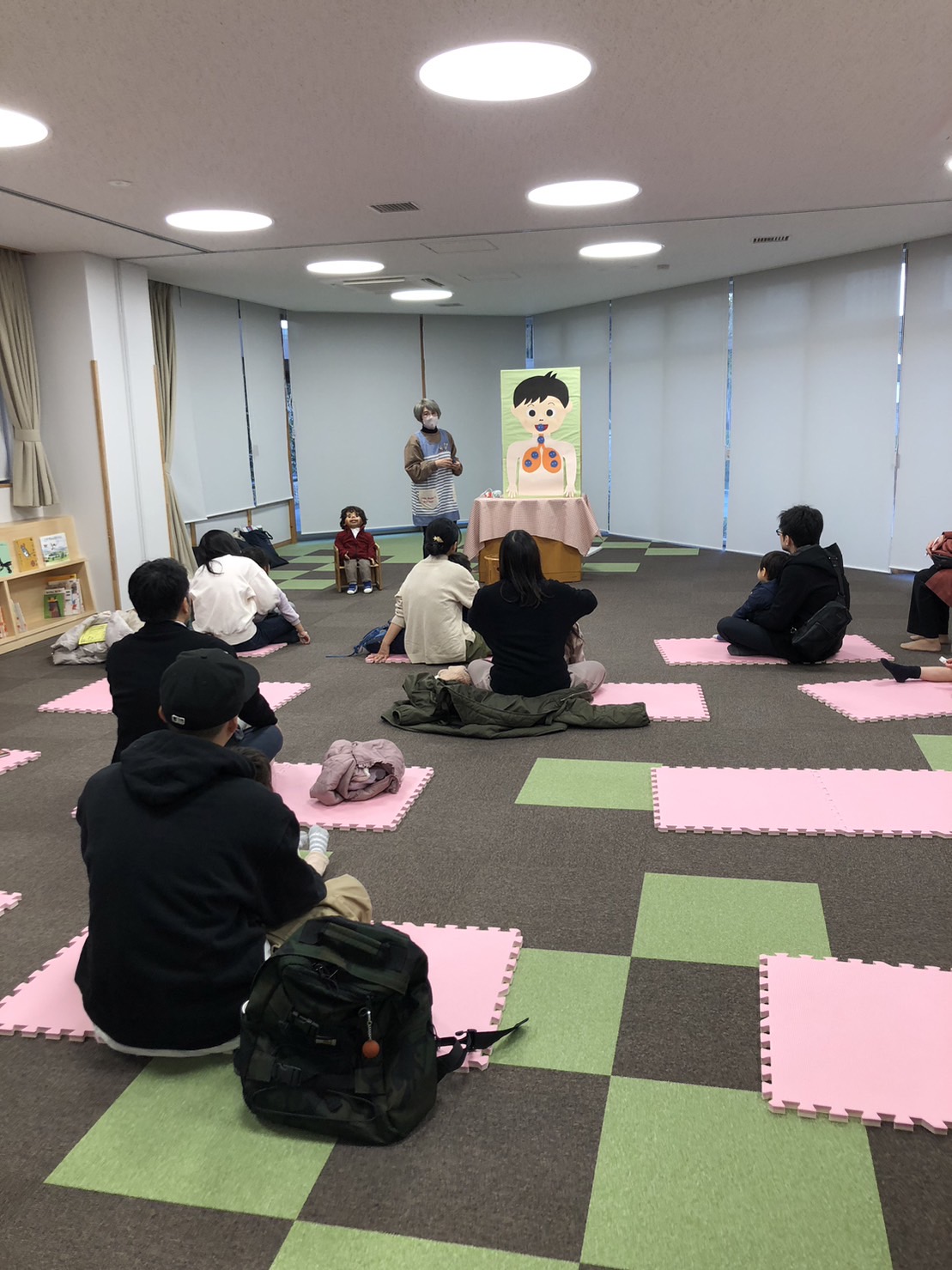 R5.11月の玉川こども図書館のおはなしの部屋 - NPO法人-子育て支援さくらっこNPO法人-子育て支援さくらっこ